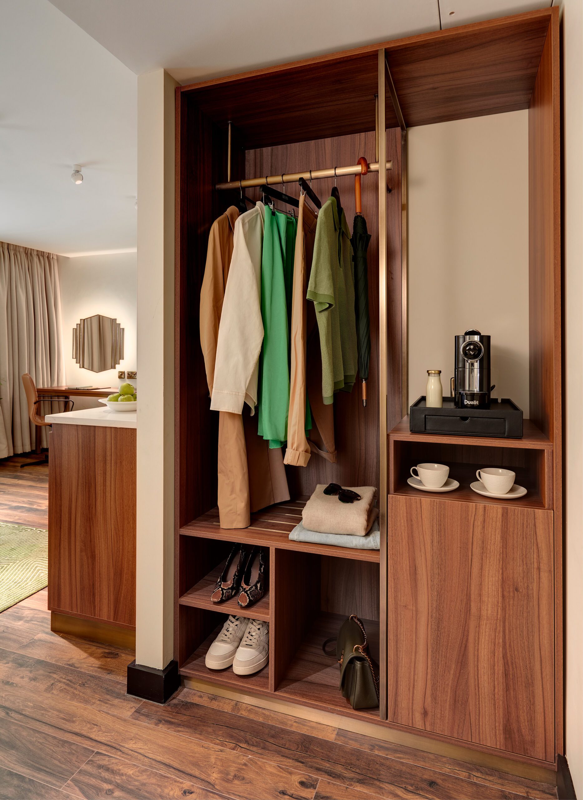 Our Shoebox Room - Brama